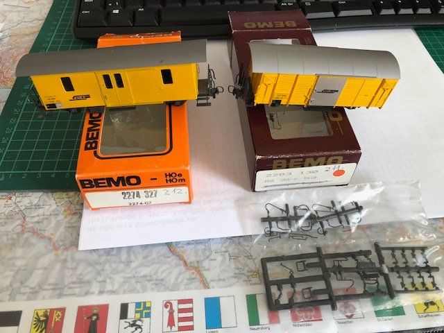 Zwei Bemo Materialwagen gelb (Gebraucht) in Frenkendorf für CHF 32 – mit Lieferung auf Ricardo ...