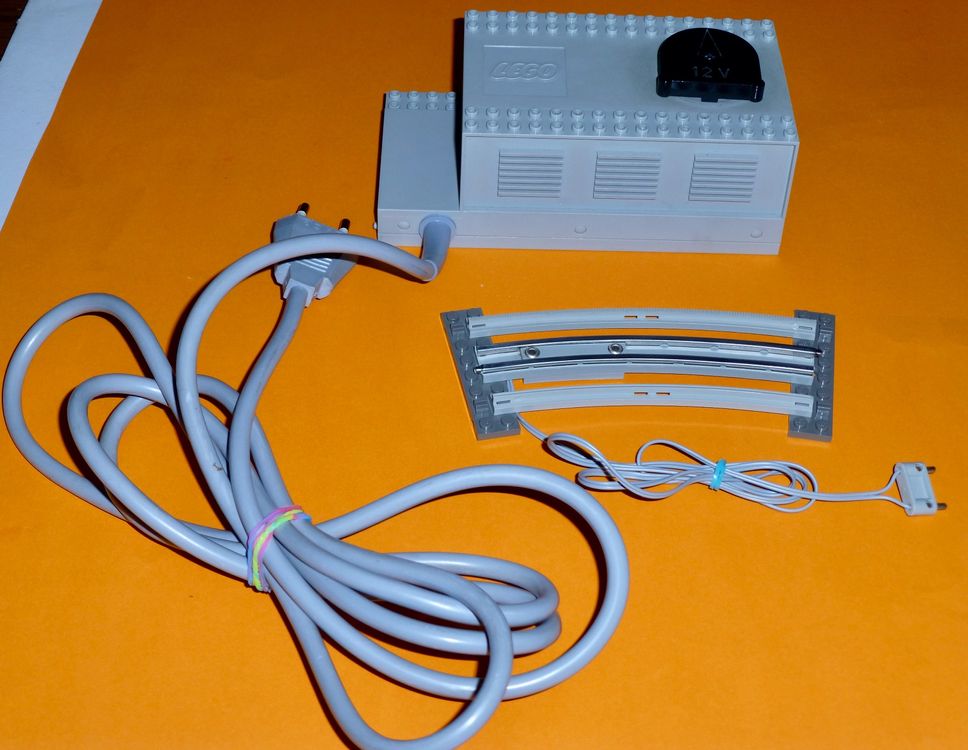 Lego Eisenbahn / 12 Volt Transformer + Anschluss-Schiene (Gebraucht) in ...