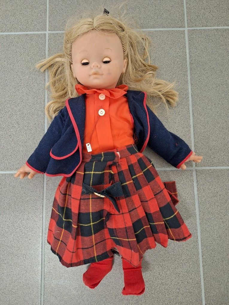 Poupée avec ses habits, selon photos (D'occasion) à Saxon pour CHF 14 ...