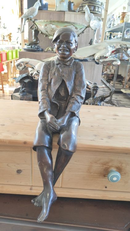 JUNGER LUSTIGER GIEL SITZEND BRONZE SKULPTUR WUNDERSCHÖN (Gebraucht) in ...