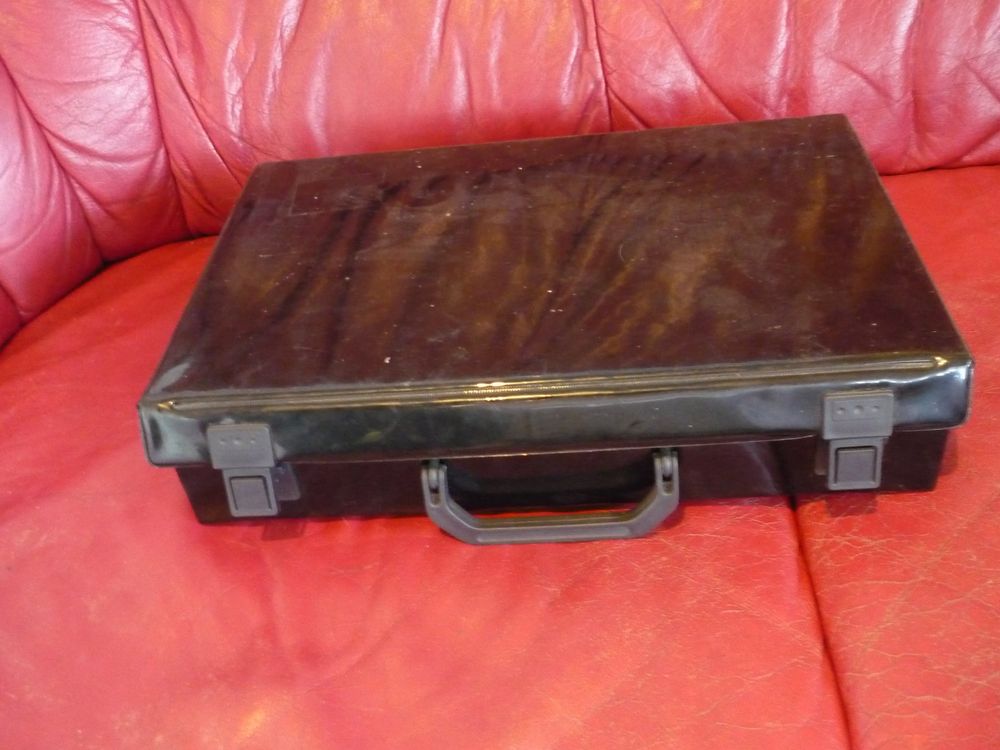 (Set 16) - 32x Kassetten Hitparade Pop 70s 80er + Koffer (Gebraucht) in Beringen für CHF 45 ...