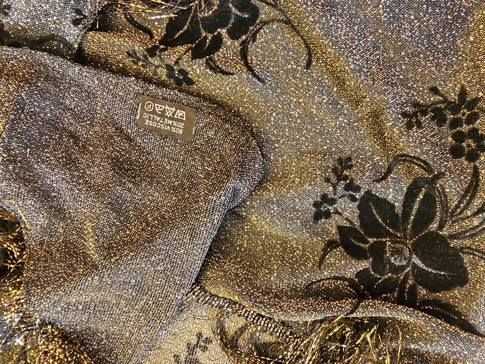 Foulard triangle noir avec fil d'or 90 x 90 x 130 (Neuf avec emballage ...