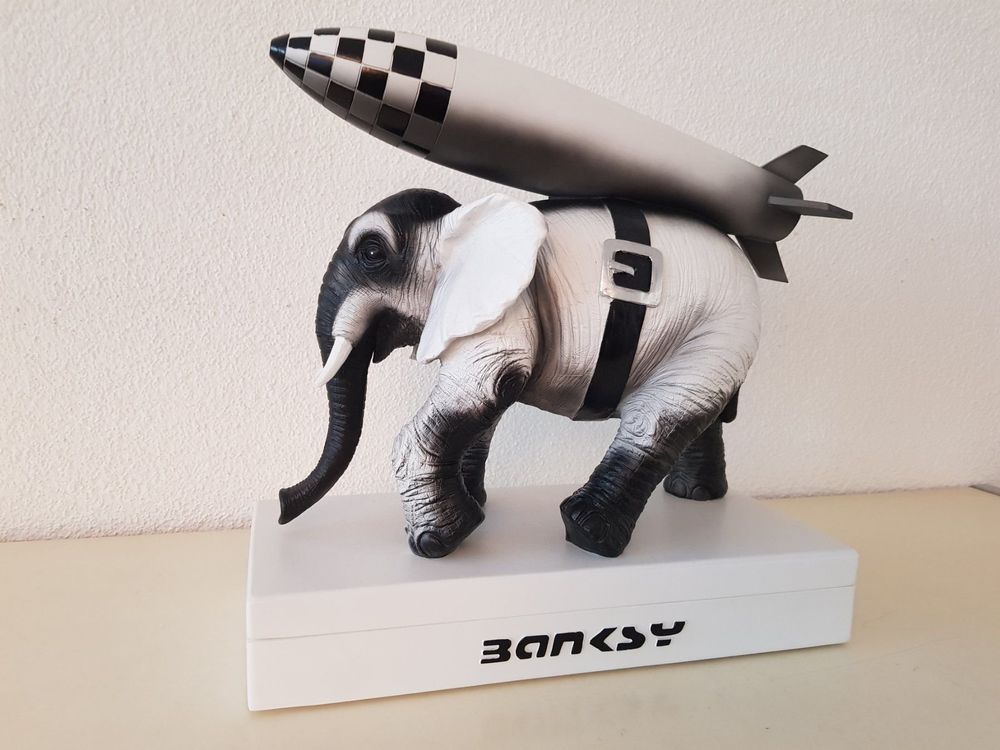 Banksy Elephant Bomb Skulptur (Neu (gemäss Beschreibung)) in Zürich für ...