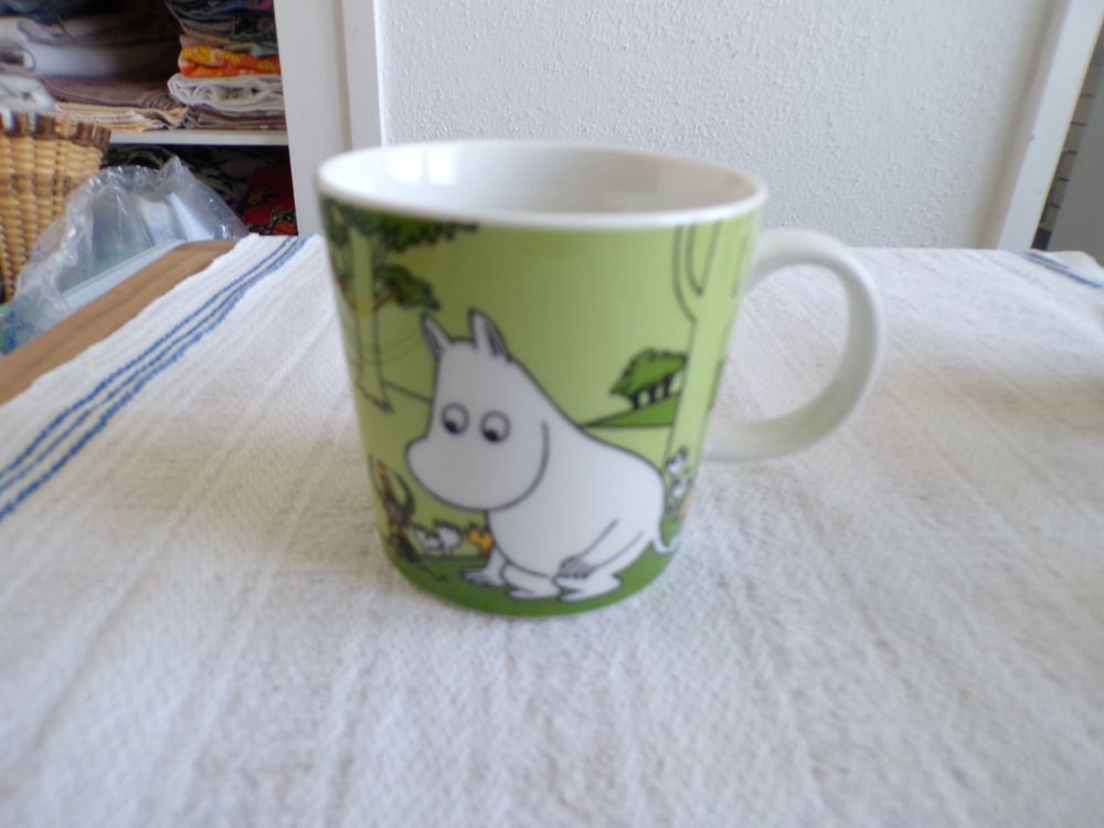 A SET OF SEVEN MOOMIN MUGS AND TWO WALL TILES. Moomin-Characters ...