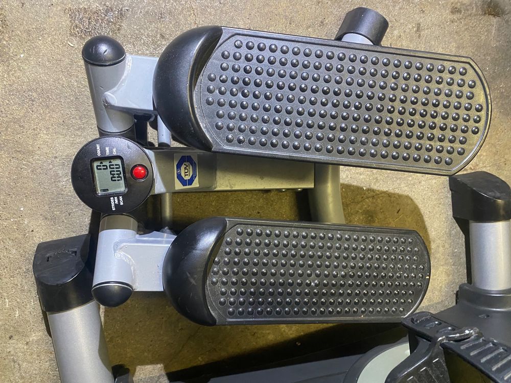 2 Sportgeräte; Kettler Golf und Mini Stepper (Art; 230) (Gebraucht) in ...