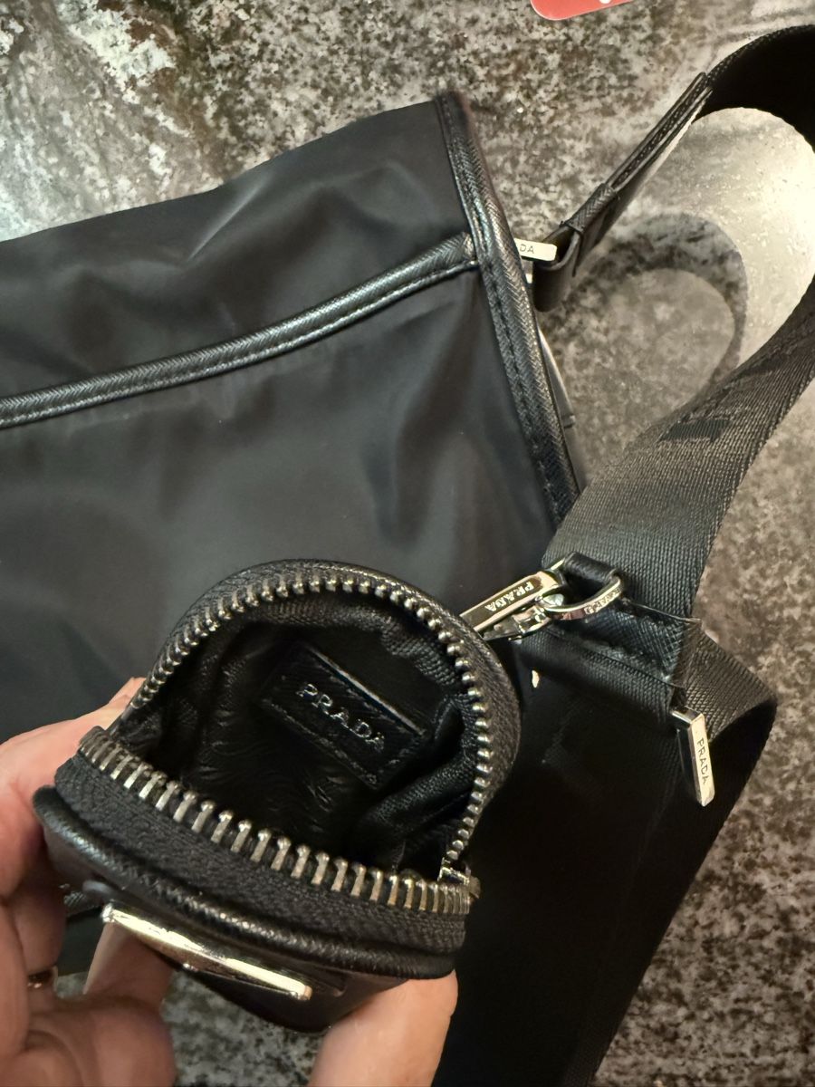 Sac bandoulière Prada noir avec porte-monnaie, comme neuf (D'occasion ...