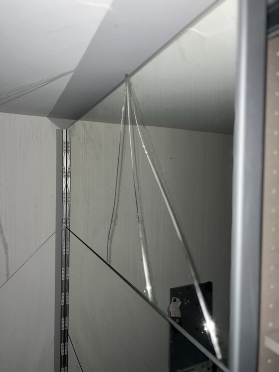 Grosser Spiegelschrank 3-türig, mit Makel (Gebraucht) in Ermatingen für CHF 150 – nur Abholung ...