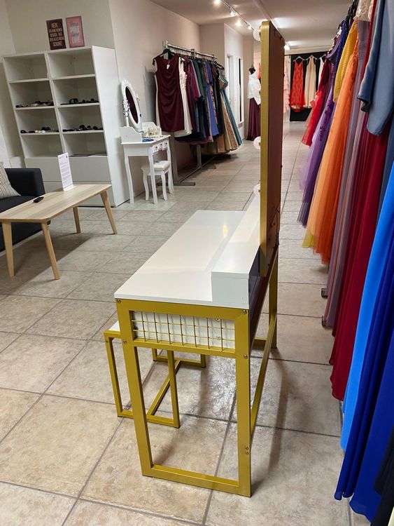Schminktisch mit Hocker, Gold und Weiss. (Gebraucht) in Ebikon für CHF ...