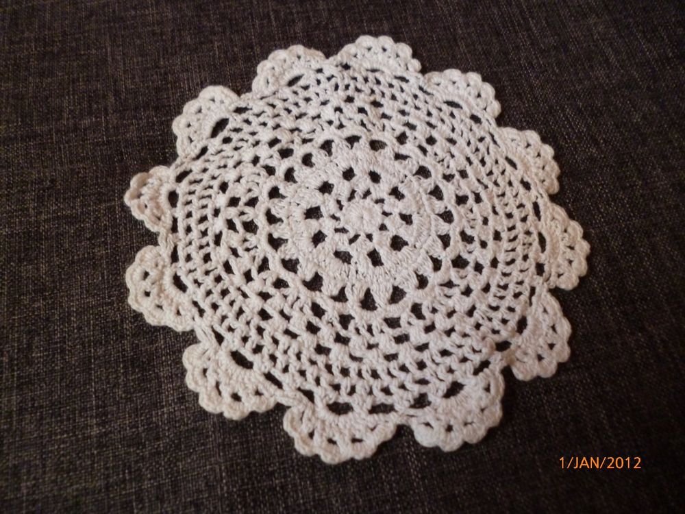 Häckel – Untersetzer / Deckchen weiss,16 cm Durchmesser (Gebraucht) in Hagendorn für CHF 5 – mit ...