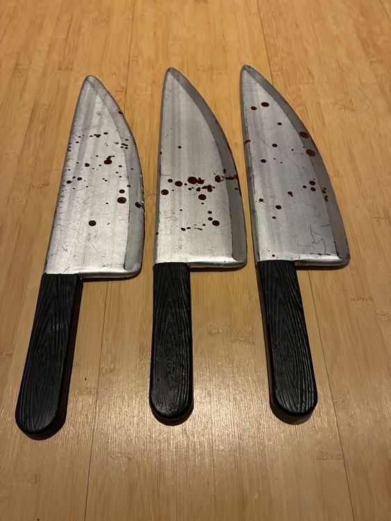 2 Stk. Spooky Halloween Messer – komplett ungefährlich! (Gebraucht) in ...