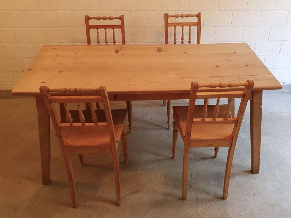 Alter Holztisch mit vier Stühlen (Gebraucht) in Widen für CHF 10 – nur ...