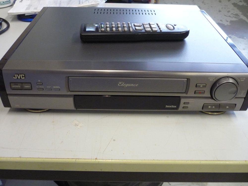 VHS Videorecorder JVC HR E 326 mit Fernbedienung (Gebraucht) in Beringen für CHF 72 – mit ...