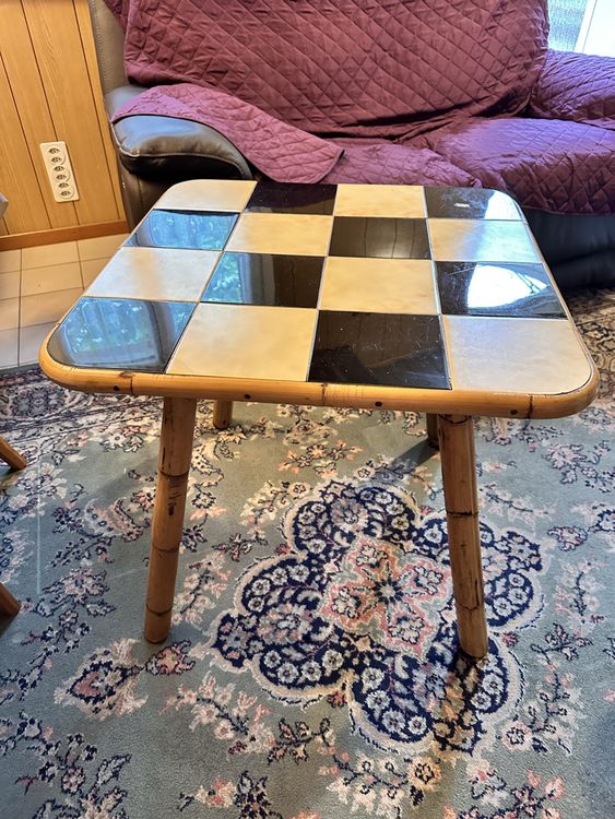 Table d'appoint vintage en bambou et carreaux damier (D'occasion) à ...