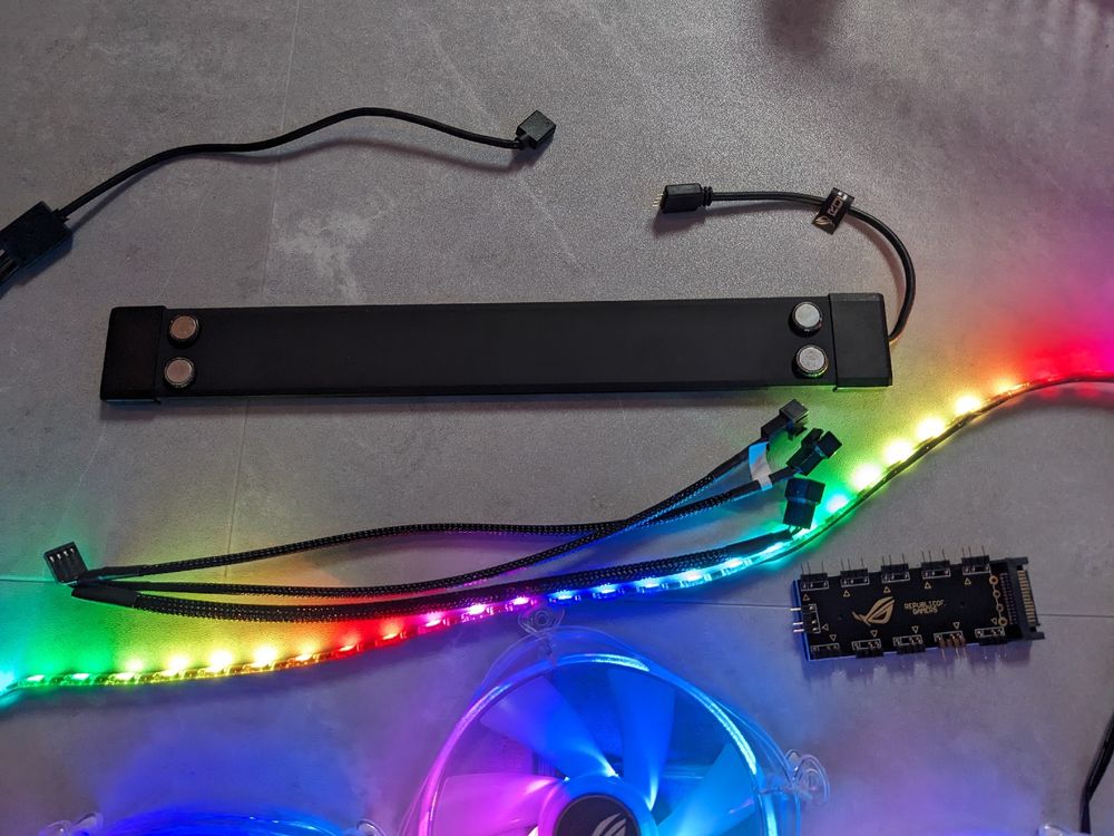 Rgb Lüfter und div Rgb Material. LianLi 24pin RGB Kabel (Defekt) in ...