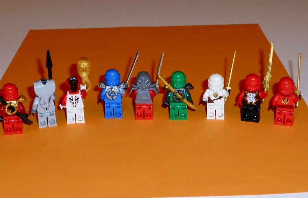 Lego Ninjago / 9 Minifiguren + Waffen (Gebraucht) in Langnau am Albis ...