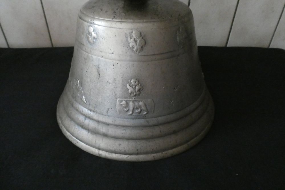 Jolie cloche ancienne | Kaufen auf Ricardo Jolie cloche ancienne | Kaufen auf Ricardo