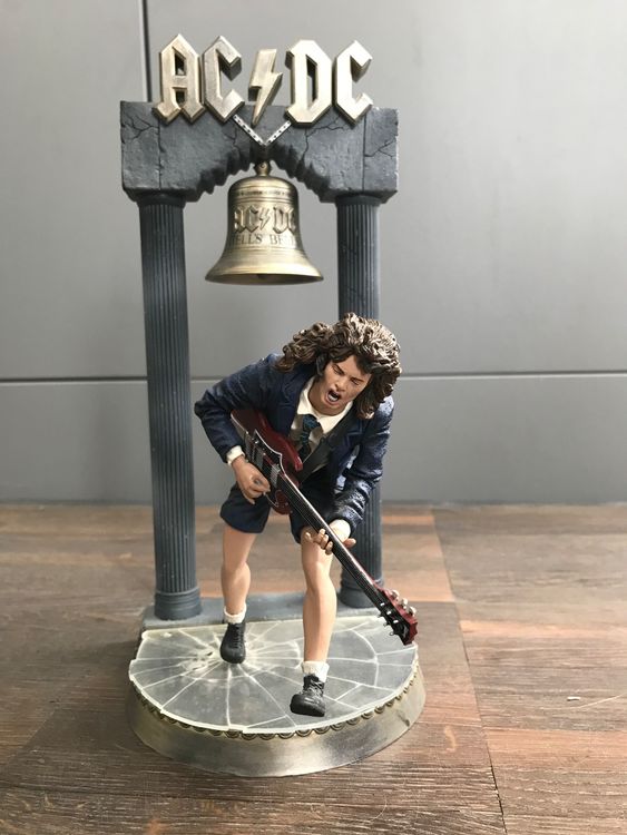 MCFARLANE TOYS - AC/DC ANGUS YOUNG | Kaufen auf Ricardo