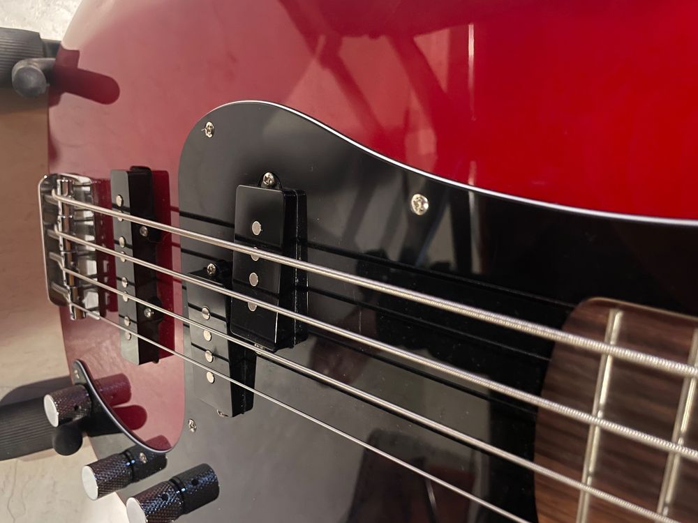 Fender squire p bass candy apple red (Gebraucht) in Embrach für CHF 150 ...