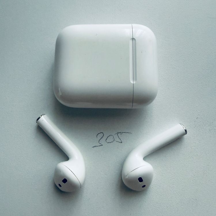 Original Apple AirPods 2 Gen. Wireless Kopfhörer & Case (Gebraucht) in ...