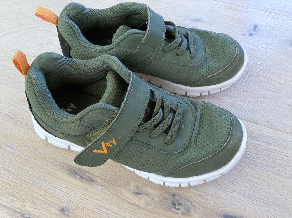 Vty Sneaker Gr. 30 (Gebraucht) in Eggenwil für CHF 7 – mit Lieferung ...