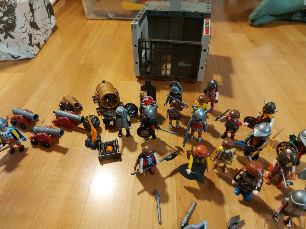 Diverse Playmobil Ritter und Kanonen mit Gefängnis (Gebraucht) in Brüttisellen für CHF 15 – mit ...