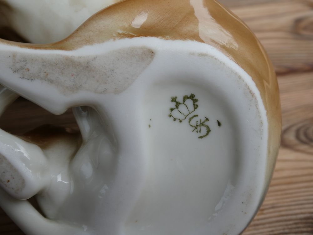 Porzellanfigur Sitzendorf, grosser sitzender Dackel (Gebraucht) in ...