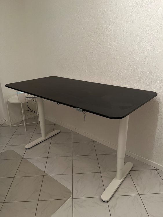 IKEA Schreibtisch Bekant höhenverstellbar - schwarz/weiss | Kaufen auf Ricardo