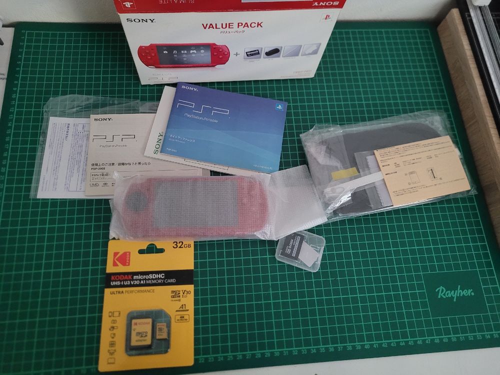 Sony PSP Slim & Lite Red Value Pack - Like New, 32GB! (Gebraucht) in ...