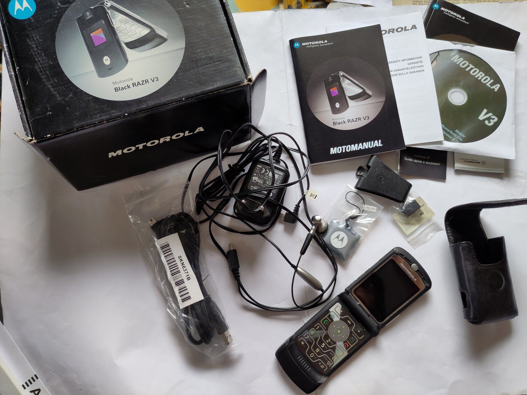 Motorola RAZR V3 Black - Handy mit Zubehör von 2005 (Defekt) in ...