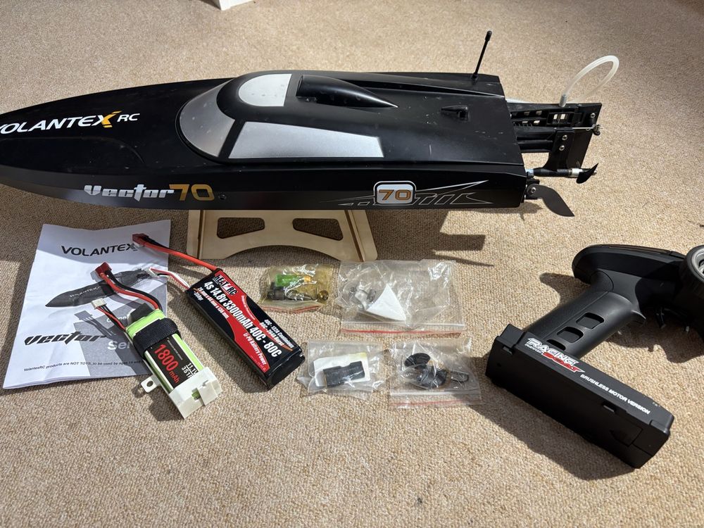Schnelles RC Rennboot Vector 70 (Gebraucht) in Bonaduz für CHF 29 – mit ...