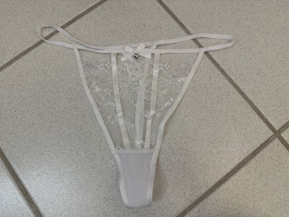 String weiss mit Herz, Gr. M (Gebraucht) in Buus für CHF 9 – mit ...