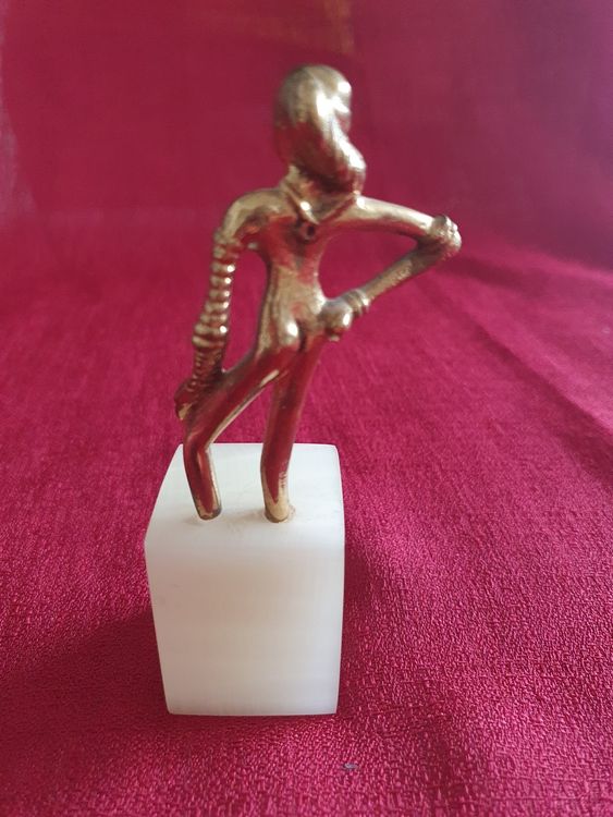 Bronze Figur Dancing Girl of Mohenjo Daro auf Marmor Sockel (Gebraucht) in Auw für CHF 25 – mit ...