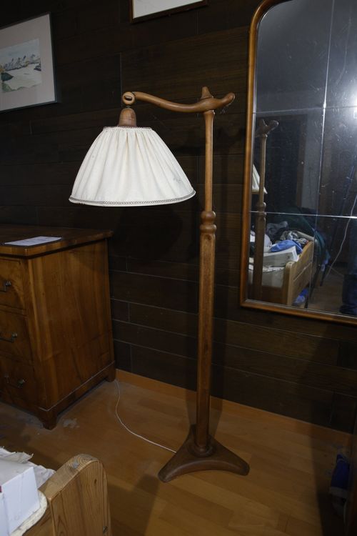 Antike Holz-Stehlampe, Leselampe, Vintage (Gebraucht) in Steinen für CHF 33 – nur Abholung auf ...