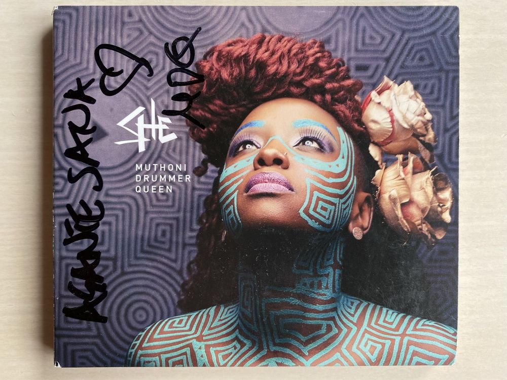 Signierte CD "She" Muthoni Drummer Queen (Gebraucht) in Oberried Brienz ...