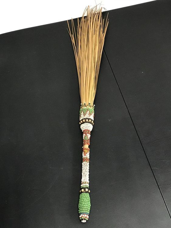 Antiker afrikanischer Fliegenwedel mit Perlenstickerei 65cm (Gebraucht) in für CHF 15 – mit ...