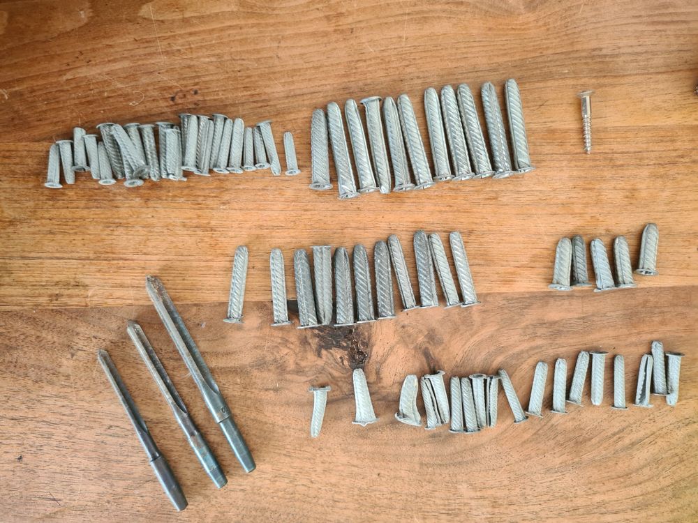 Metall Dübel alt in schönem Holzkasten. | Kaufen auf Ricardo