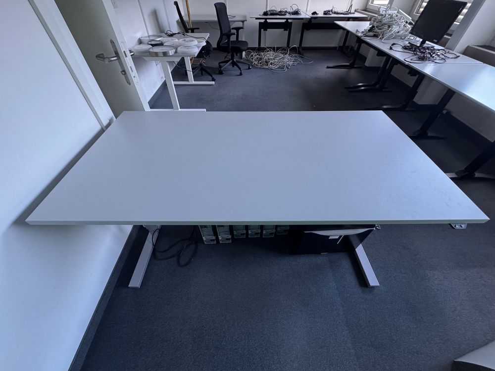 Elektrisch höhenverstellbarer Stehtisch, Top Zustand! (Gebraucht) in ...