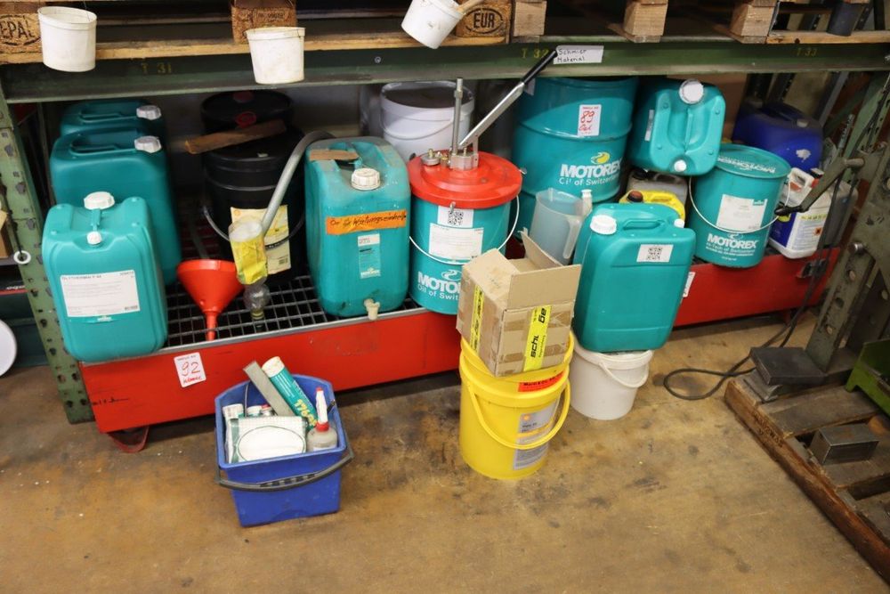 Posten mit Schmierstoffen ( Lot 89) Standort 5605 Dottikon (Gebraucht ...
