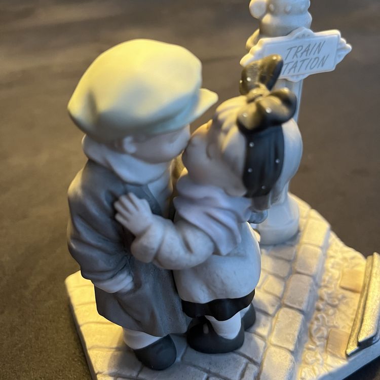 Kim Anderson: Liebespaar an der Station Figur (Neu (gemäss Beschreibung ...
