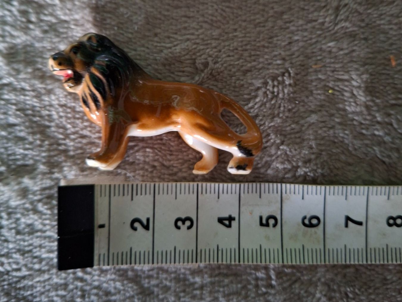 Stolzer Löwe aus Porzellan fürs Puppenhaus (Neu (gemäss Beschreibung ...