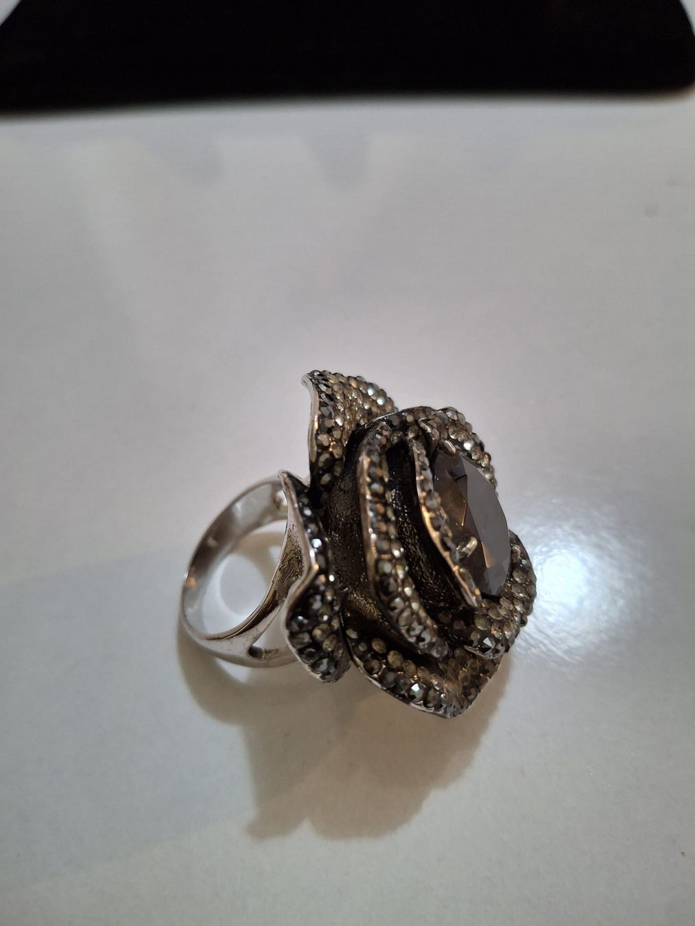 Bague fleur vintage argentée avec pierre noire rare! (Neuf (Voir ...