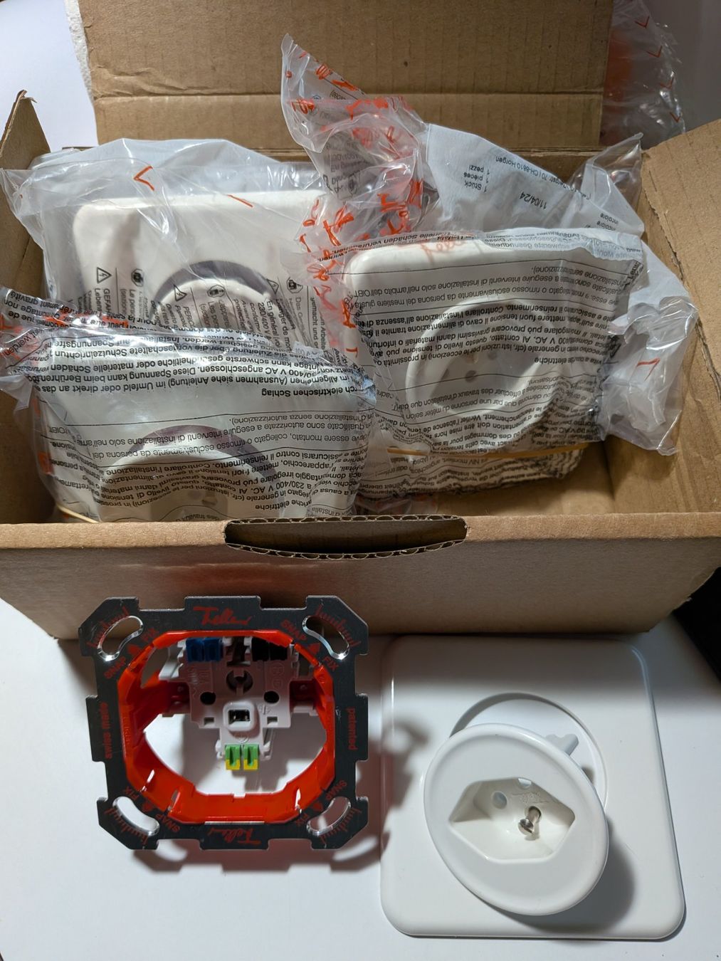 4 X UP STANDARDdue (SNAPFIX) Einfach-Steckdose Typ 13 (Neu und ...