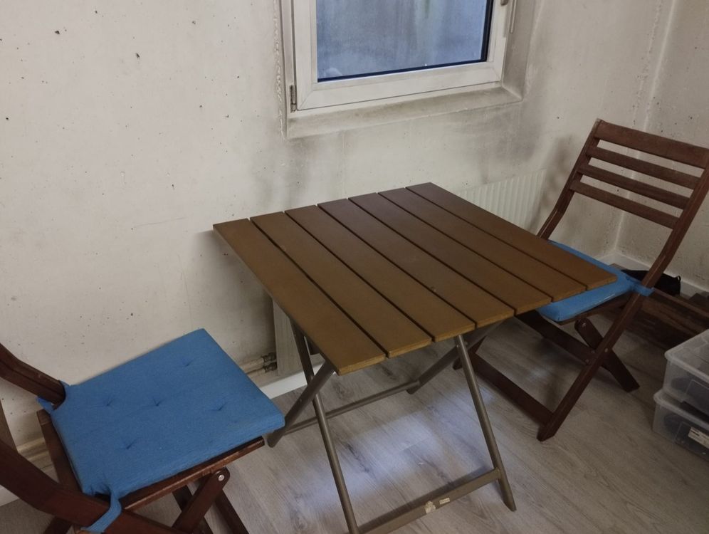Tisch mit zwei Stühlen zusammen-klappbar mit Sitzkissen (Gebraucht) in ...