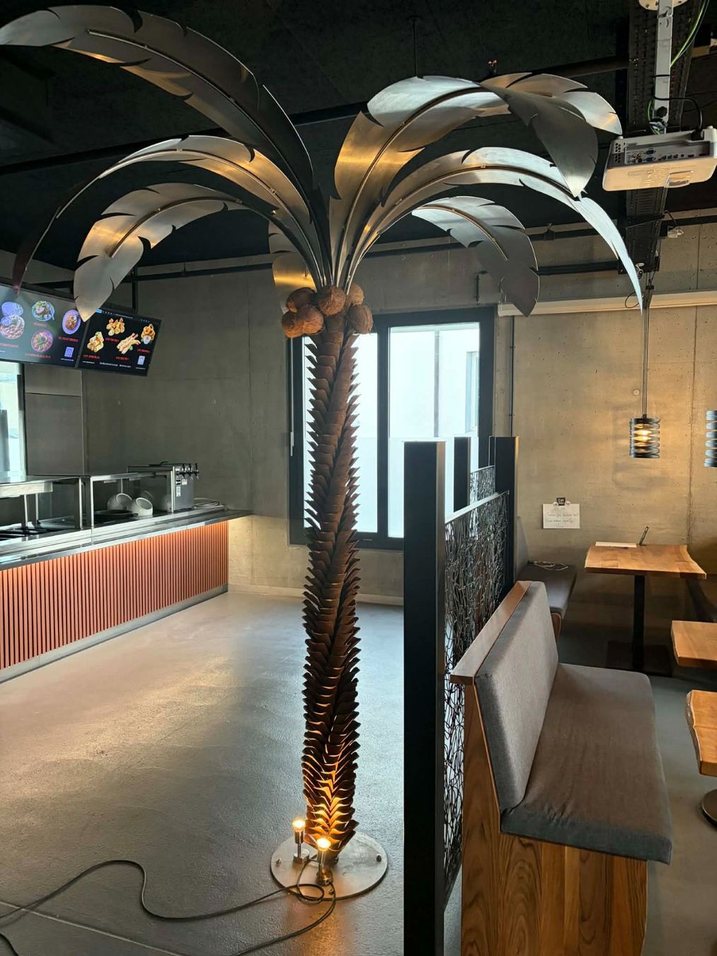 Exotische Metall-Palme – Ein Hauch von Sommer für Ihr Zuh... (Gebraucht ...