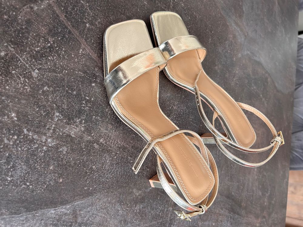 Goldene Sandaletten Gr. 38 Bershka - Sommer Schuhe Absatz (Neu und originalverpackt) in ...