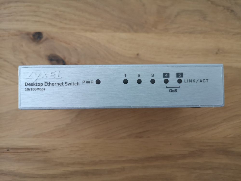 XyXEL Desktop Ethernet Switch 10-100 Mps E5-105A (Neu (gemäss ...