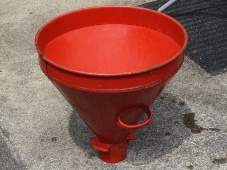 TRICHTER TRACHTER GROSS VON FEUERWEHR (Gebraucht) in Wauwil für CHF 45 ...