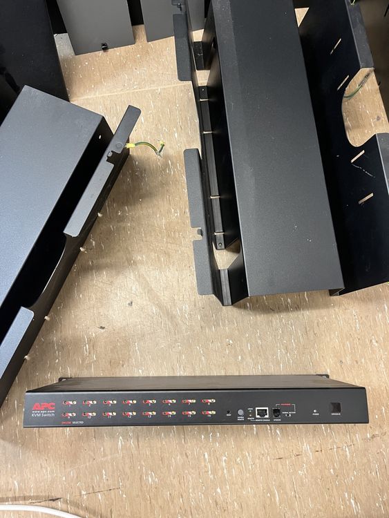 Serverschrank APC KVM Switch 16 Port | Kaufen auf Ricardo