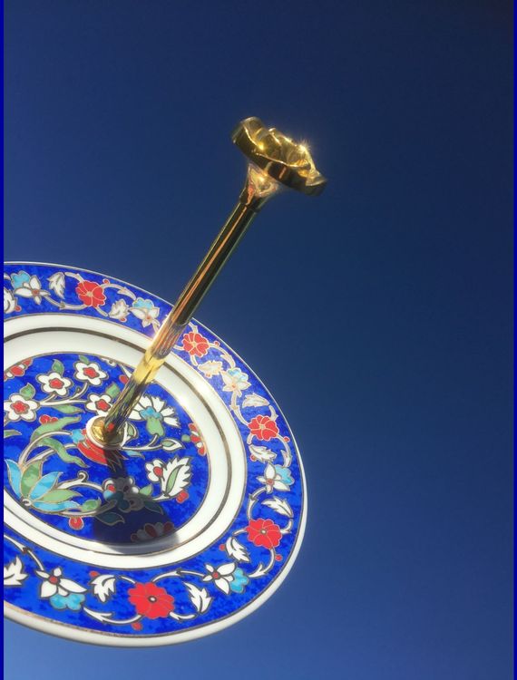 ETAGERE mit handgemaltem Teller sign. Emine 2012 | Kaufen auf Ricardo