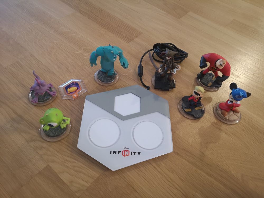 Disney Infinity Portal mit 7 Figuren | Kaufen auf Ricardo